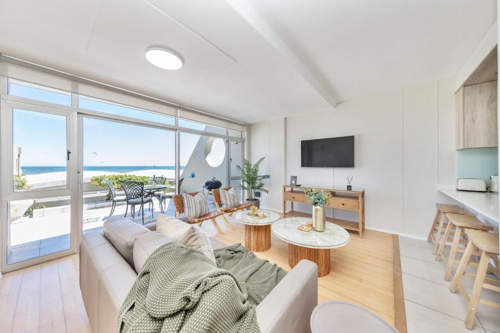 Beautiful & Modern Dolphin Beach CG12 by HMH, Cape Town (harga dikemas ...