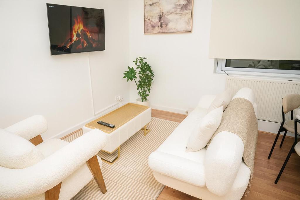 Luxury Two Bedroom Apartment Steps from Kings Cross Station, London ...