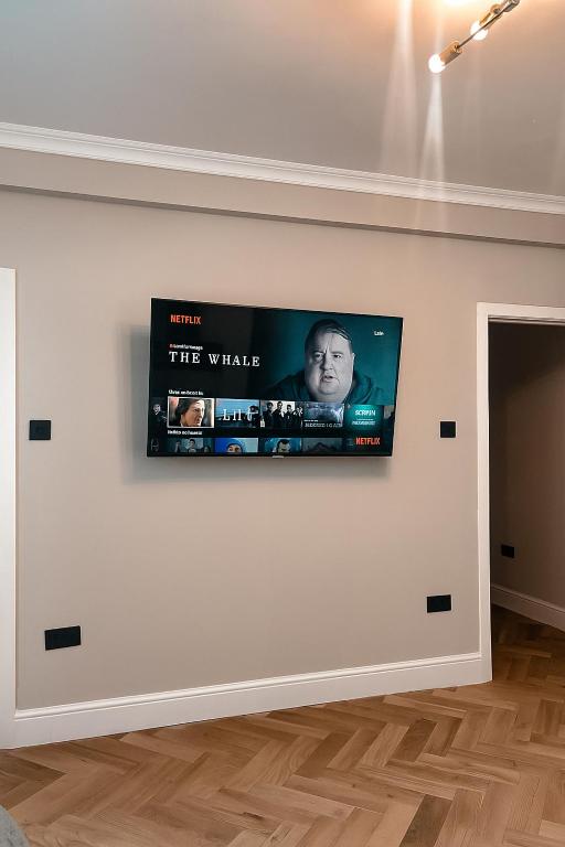 Exclusive Apartment in Central London, Near Tube, shops etc, Netflix, Wi-Fi, TV's, London ...