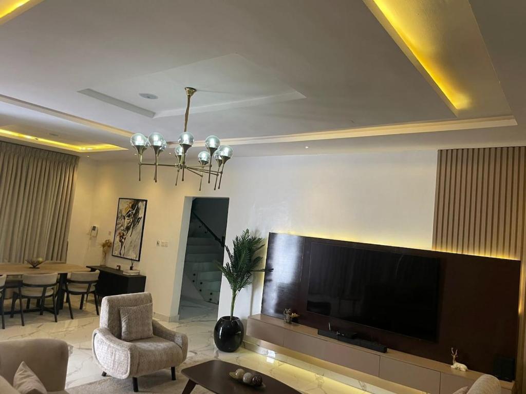 Luxury 5 bedroom standalone with PS5, WiFi, gym, Lagos (updated prices ...