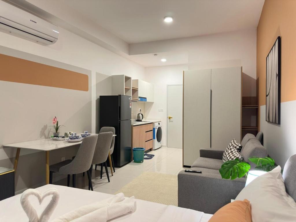 KLCC view couple suite 305A at Majestic Residence, Куала-Лумпур ...