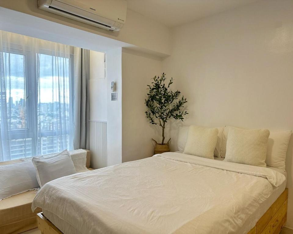 Studio Wifi with Free Pool Access and MRT Accessible near Timog, Manila ...