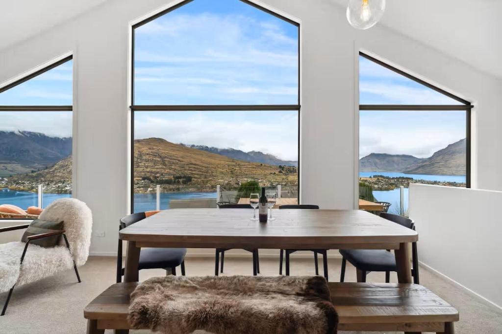 Luxury Lakeview Retreat, Queenstown (updated prices 2026)