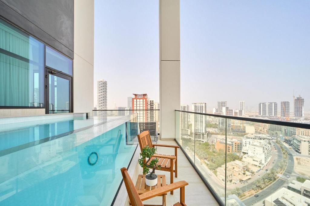 Modern 2BR Retreat in JVC with Private Pool Balcony, Dubái (precios ...