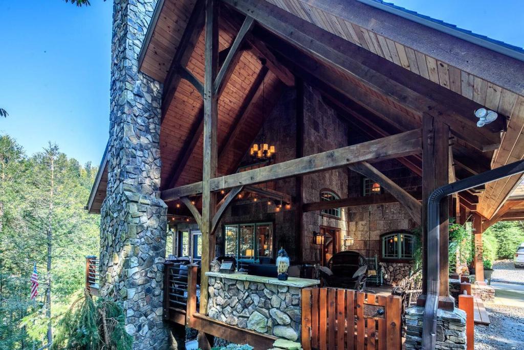 Luxury Riverfront Lodge - Sleeps 12, VIEWS, Fireplaces, Dogs OK ...