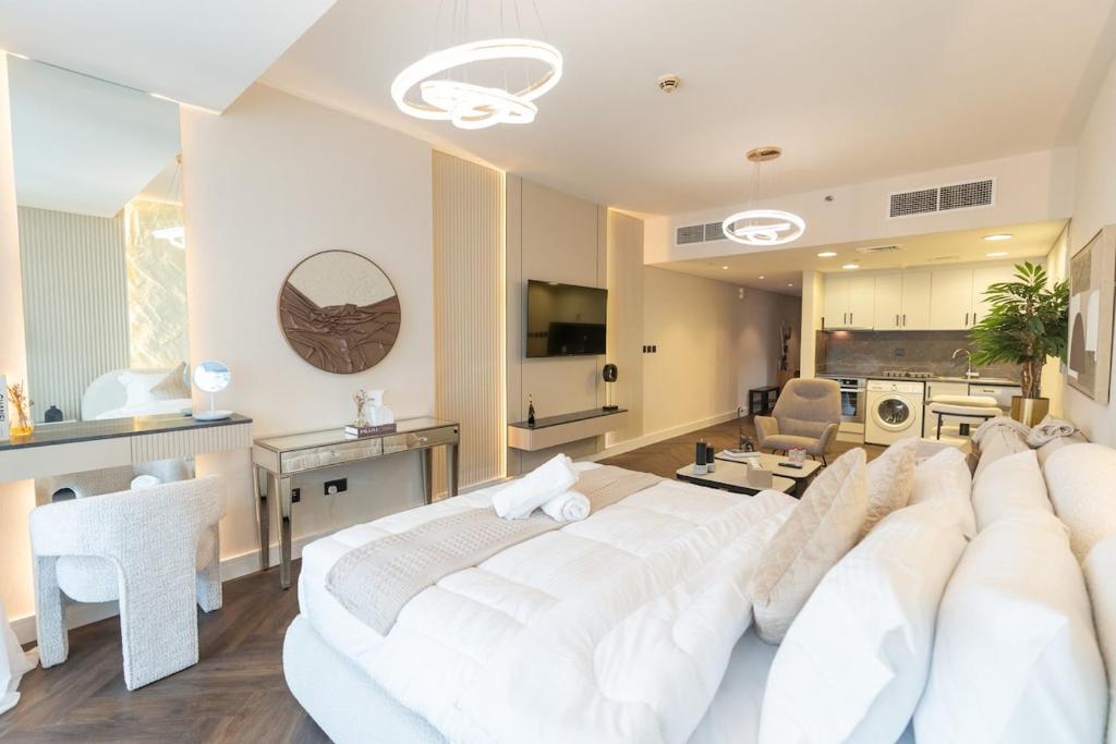 JLT Laguna Tower Spacious Studio with Lake View for 4 Guests, Дубай ...