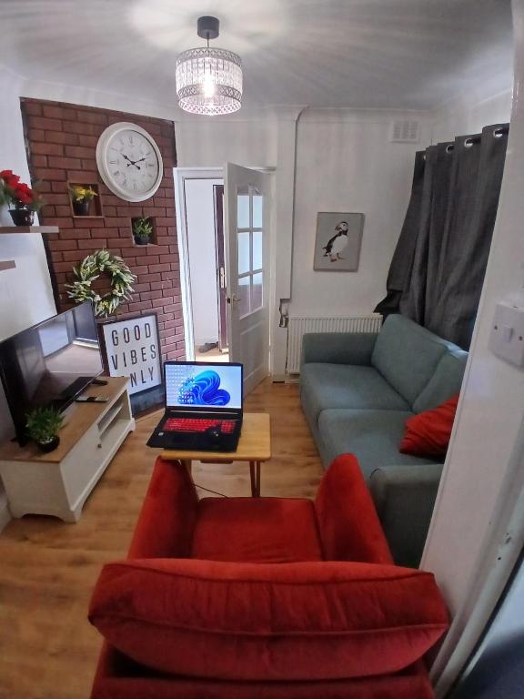 Rose Cottage-4 BED HOUSE FOR CONTRACTORS & FAMILIES Close to M6, J10-NO ...