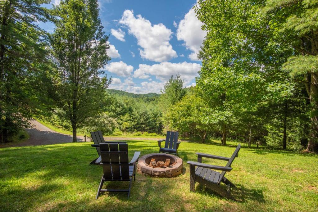 Secluded & Private Retreat- Hot Tub, Fire Pit, Near New River State ...