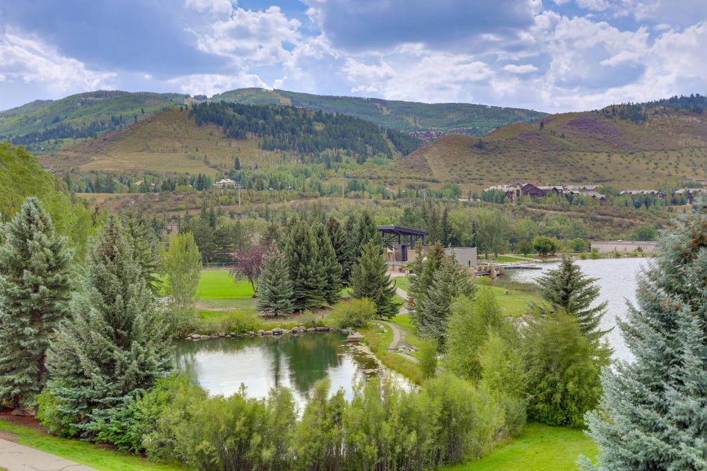 Sauna and Ski Shuttle Access Mtn-View Condo in Avon, Avon (preços ...