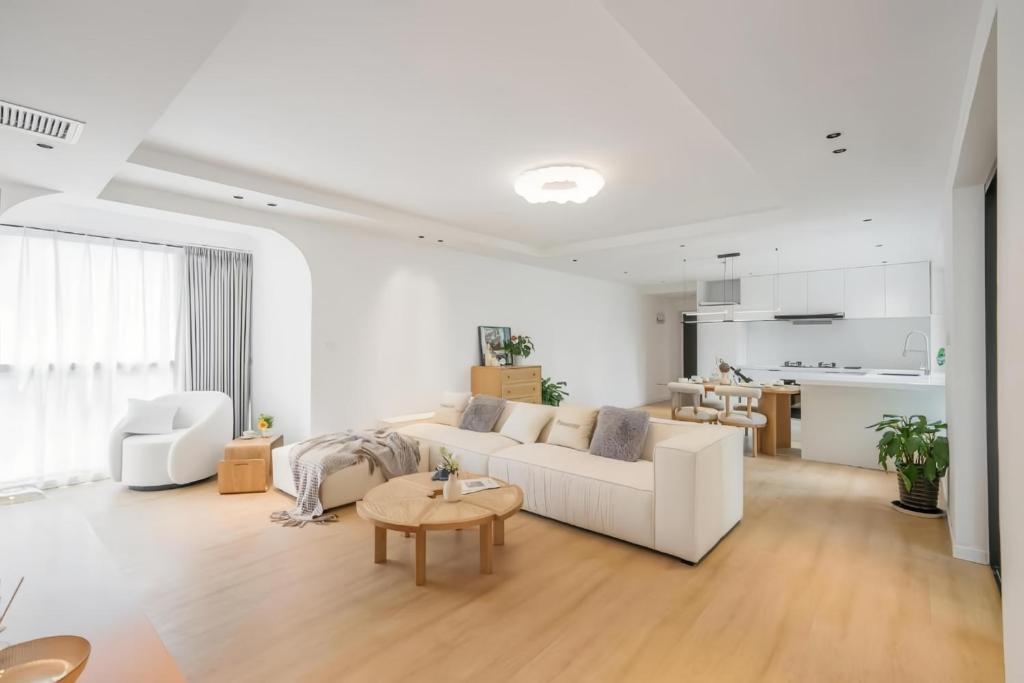 Eastern Hub - ZhongShan Park Branch Three Bedroom Bright French Windows ...