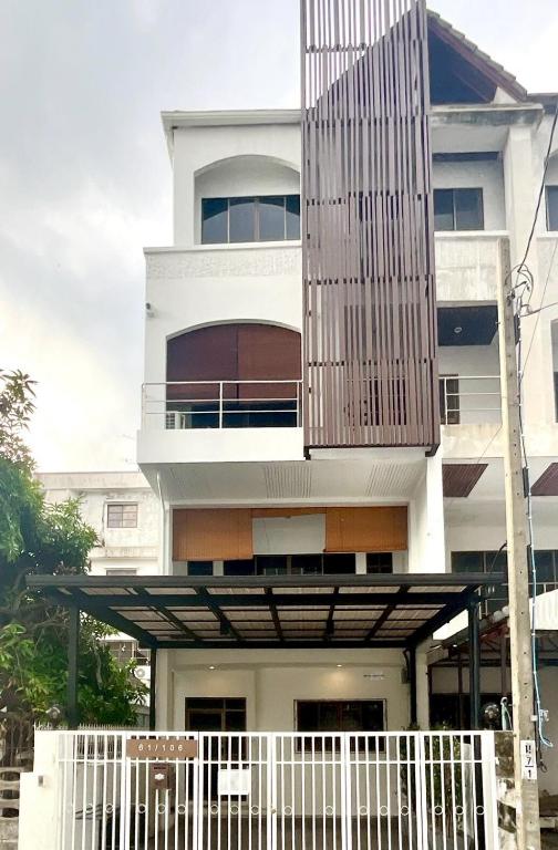 Impact Arena & DMK - 4BR 12pax Home 55" Smart TV, Ban Bang Talat ...