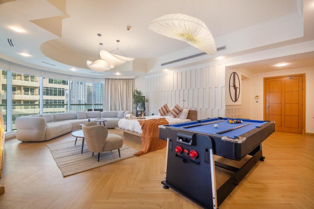 SkyHigh 4BR Penthouse Marina Views & Game Lounge Pool Table PS5, Dubai ...