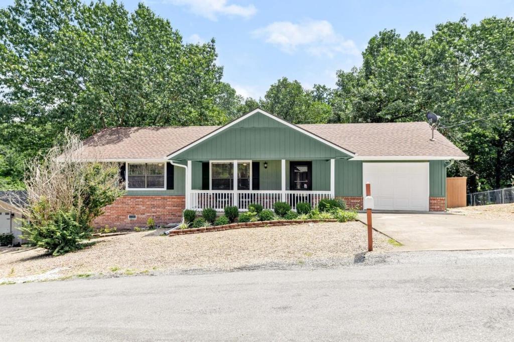 Back-40 Retreat with Hot Tub & Bike Garage, Bella Vista (updated prices ...