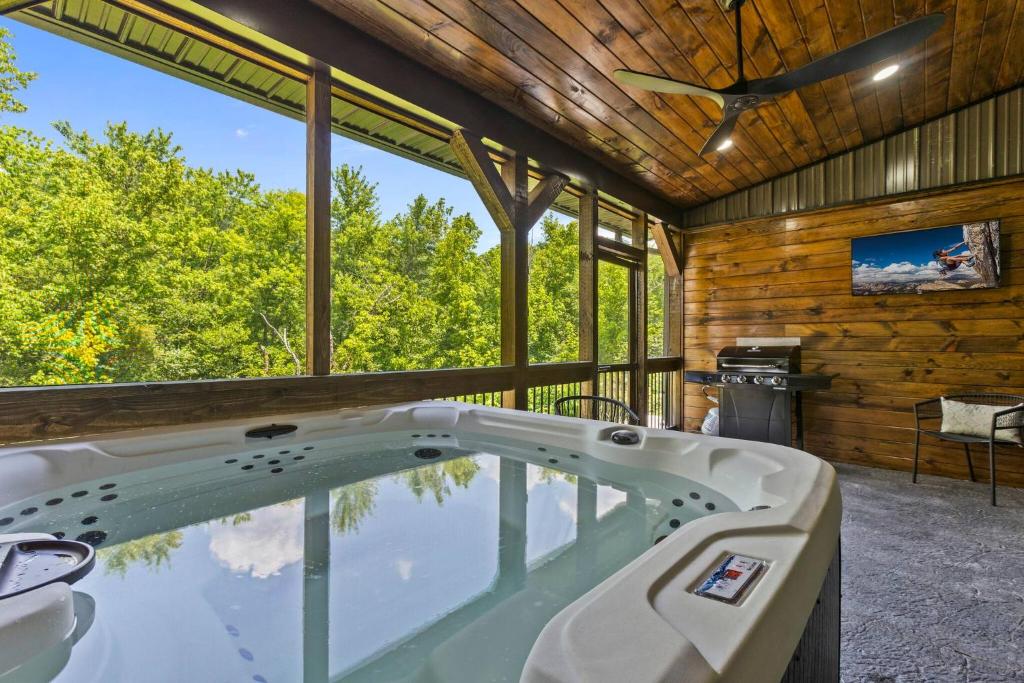 New Barn/ Sleeps 12/ 2 Hot Tubs/ EV Charger, Slade (prețuri actualizate ...