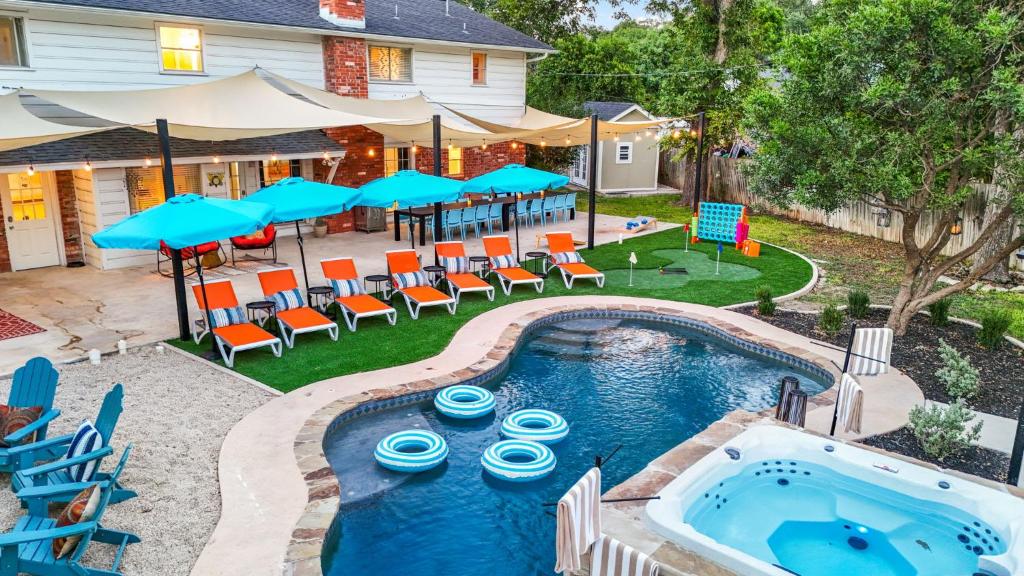 Resort Style Backyard Pool Putt Putt Hot Tub, San Antonio (updated ...