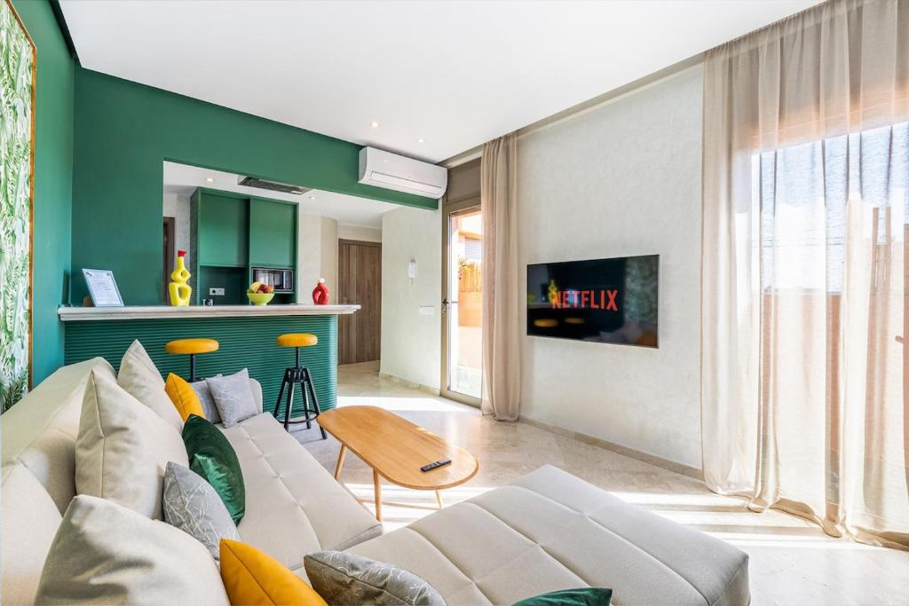 Charming 1-BR with Terrace, IPTV & Private Parking-City Center, Marakeš ...