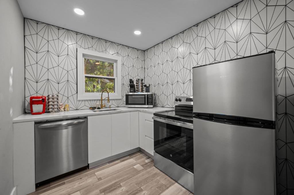 Charming Heights Apartment Near Cafes & Dining, Houston (precios ...