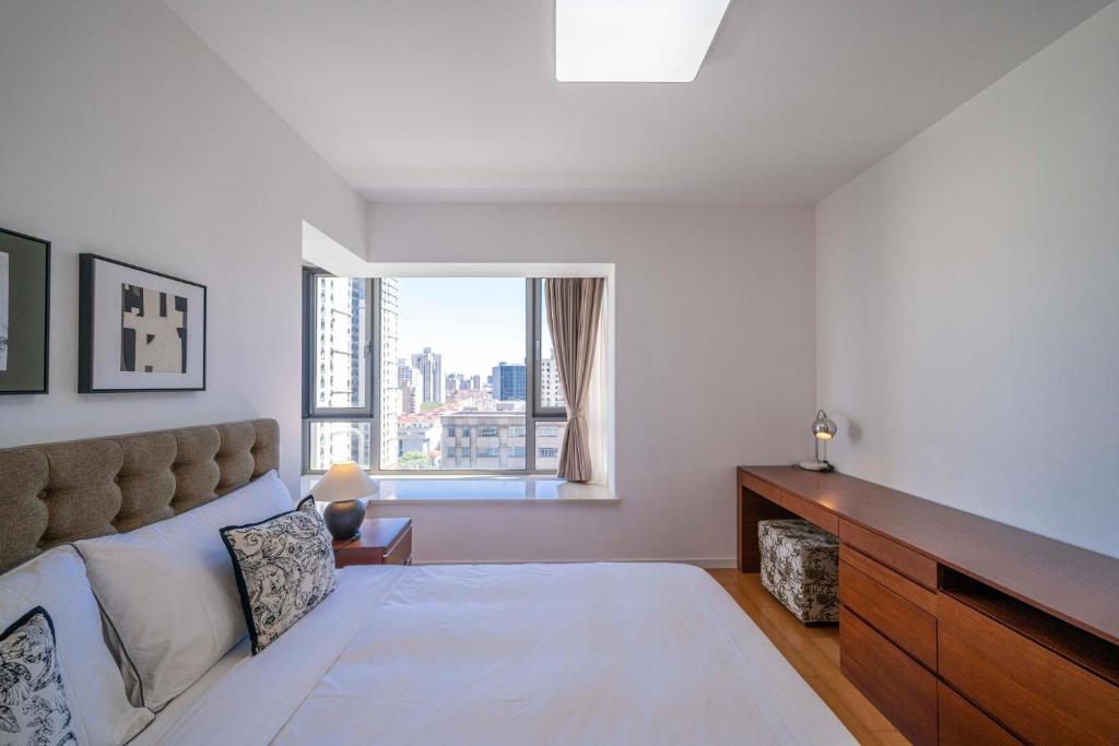 Elegant 2 Bedroom Apartment Walk to Xujiahui Malls, Shanghai (prisene ...