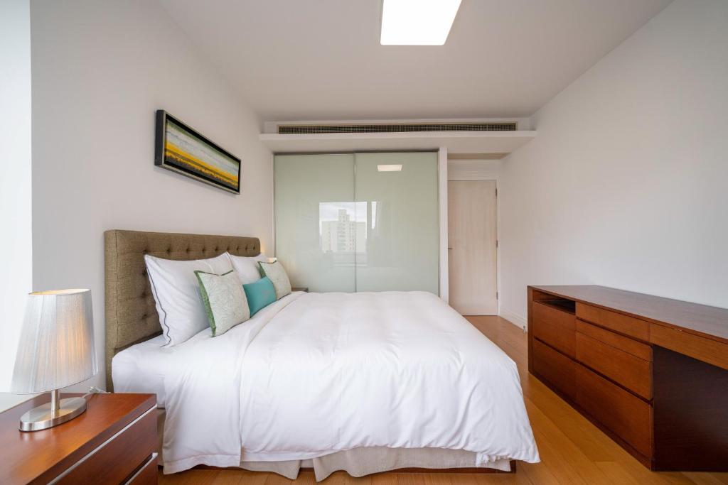 Family Friendly 2 Bedroom Apartment Xujiahui Center, Shanghai (prețuri ...