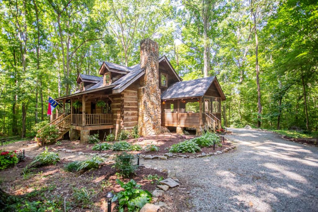 Private Riverfront Cabin, Kayaks, Ping Pong, Gym، Elon (أسعار محدثة ...