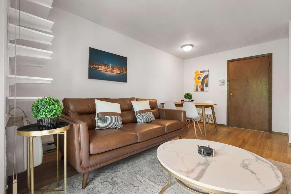 Workspace with Desk & Walkable to hospital & campus, Madison (preços ...