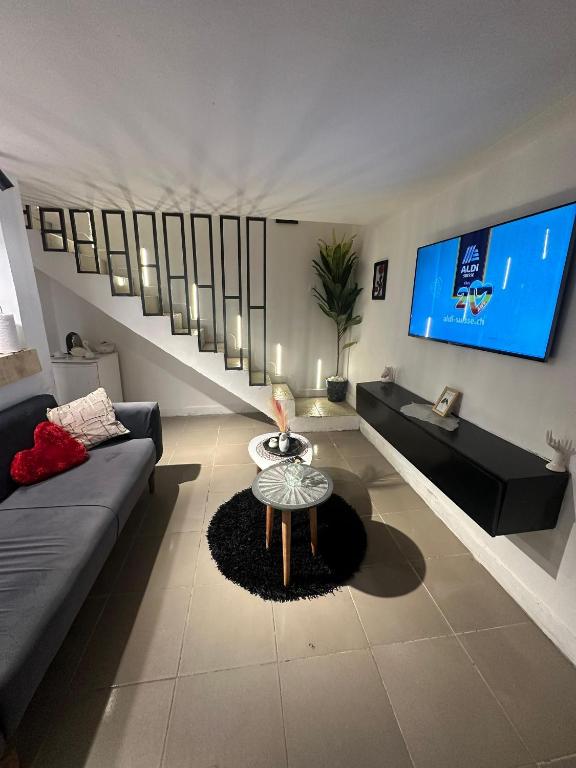 Studio moderne et chaleureux avec escalier design, Duala (atnaujintos ...