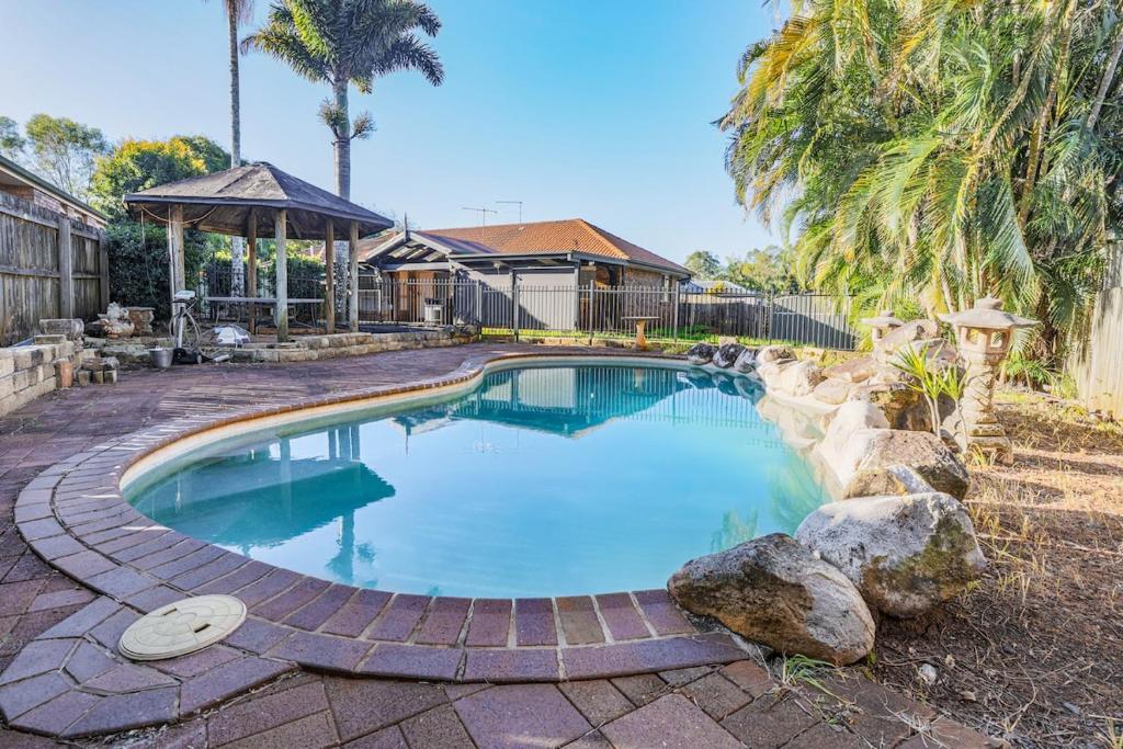 Entire Coastal Villa 4BR 2BA Swimming Pool Courtyard, Redland Bay ...