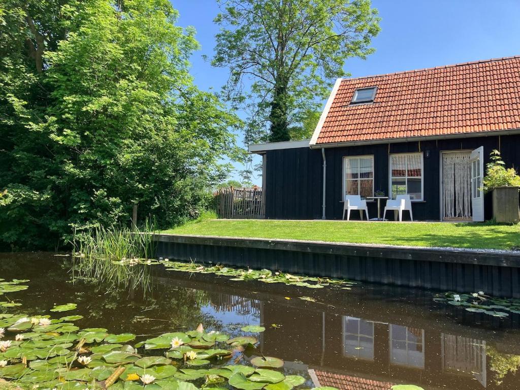 Knus Afke appartement aan het water in Jorwert, Jorwerd (2025 güncel ...