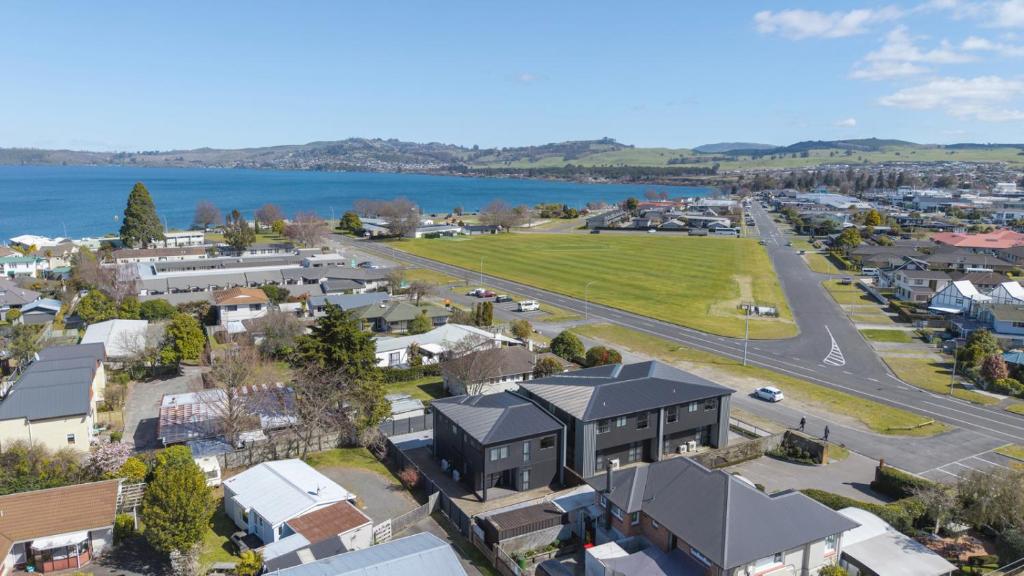 Lake Haven apartment 1 - fabulous location near lake and town, Taupo ...