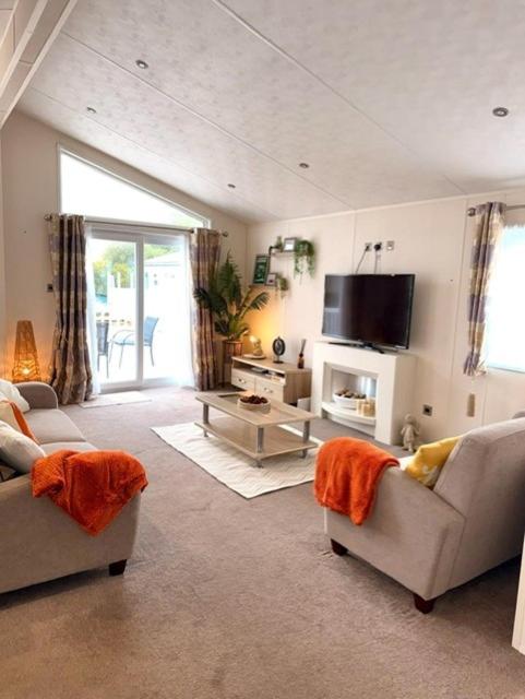 Peaceful Lakeside Chalet - LONG TERM STAYS Welcome, Merston (updated ...