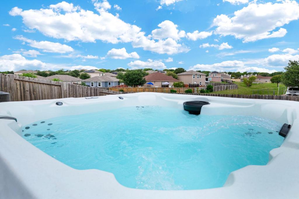 Hot Tub Escape Yard BBQ Multi Games Swing Set, San Antonio (precios ...