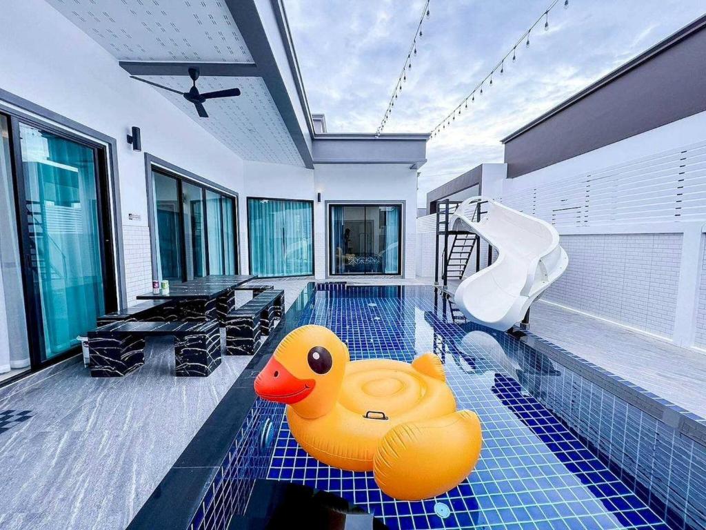 Mellow Family Pool Villa water Slide BBQ Karaoke 12 ppl, Na Jomtien ...