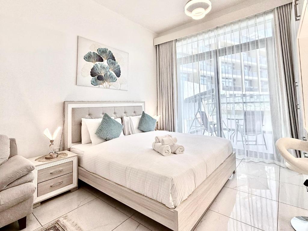 Luxury Studio Getaway in Crystal Residence JVC, Sabkhah (harga terbaru ...