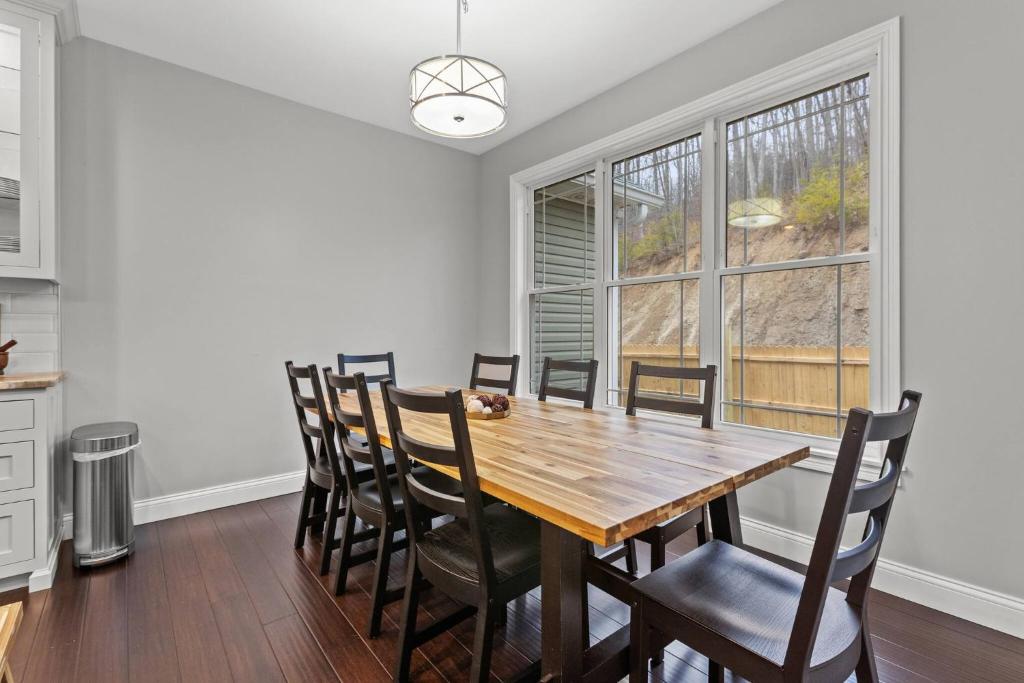 Arch Fun Lodge - Game Room, Theater, HotTub & View, Stanton (updated ...