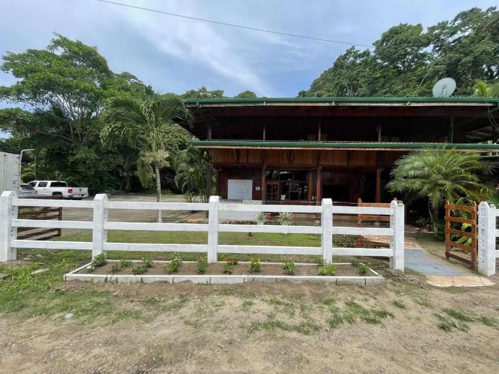 Hotel La Isla Inn, Puerto Viejo (updated prices 2026)