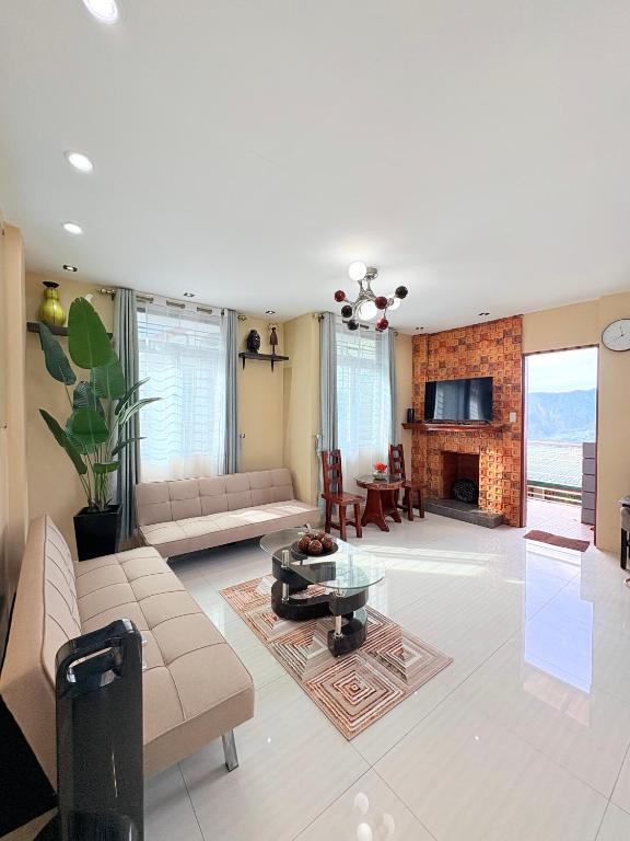 Fog and Pines Transient near Main gate of John Hay, Bagijas ...