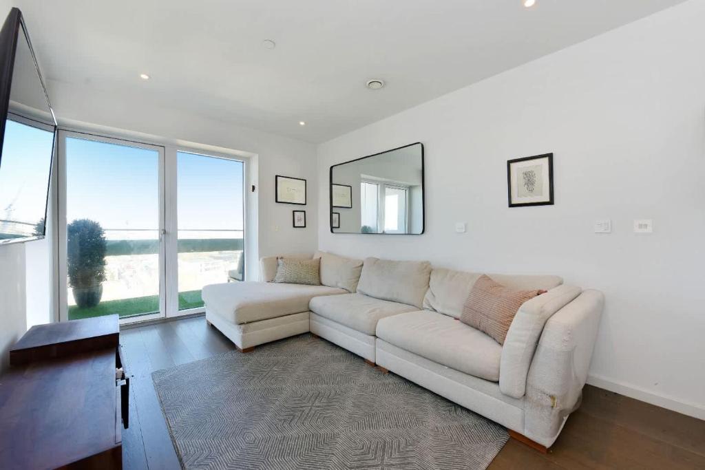Kings Cross St Pancras Apartment with Panoramic Balcony, London ...