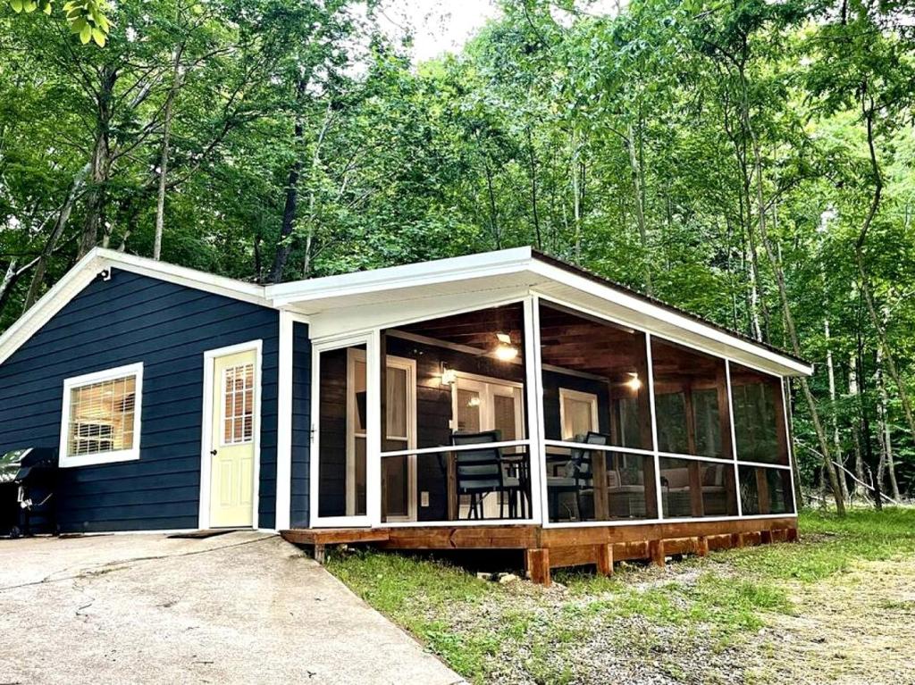 Outstanding Lakefront Cottage with Fire Pit in Cadiz, Kentucky, Cadiz ...
