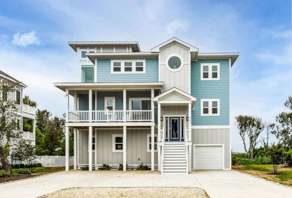 Beautiful Modern Beach House for Large Family Vacations with Incredible ...