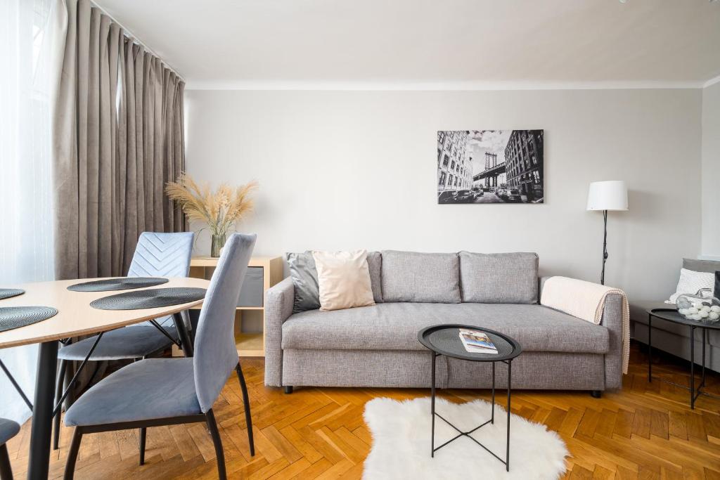 Rondo ONZ City Centre Apartment by BookingHost, Varsovie (tarifs ...