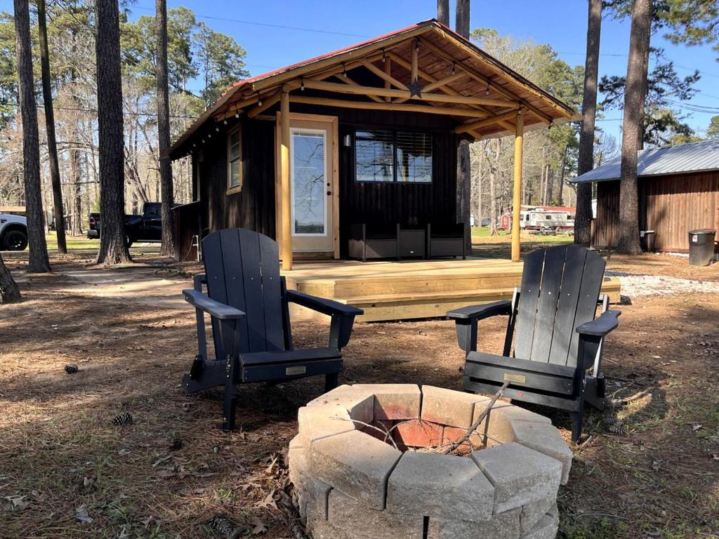 Beautiful Cabin by the Lake Nestled in Sabine National Forest for a ...