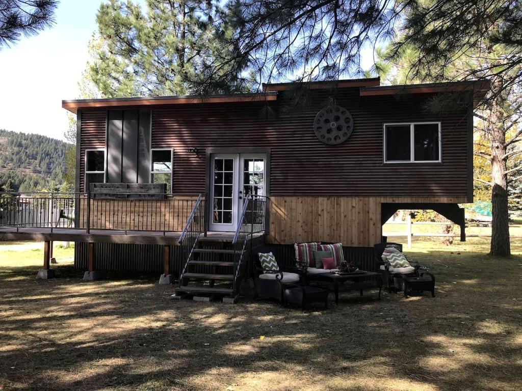 Beautiful Tiny House with Wrap-Around Deck and Skylight for a Romantic ...