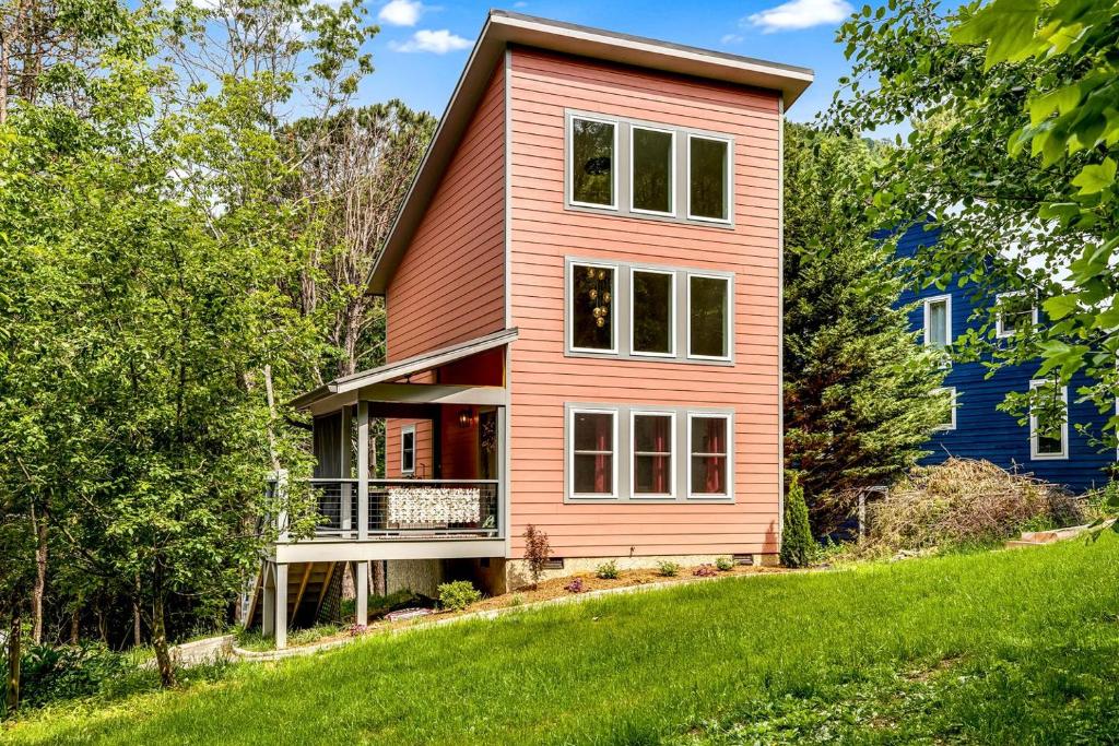 Unique Barbie-Themed Pink Cabin in Black Mountain, North Carolina ...