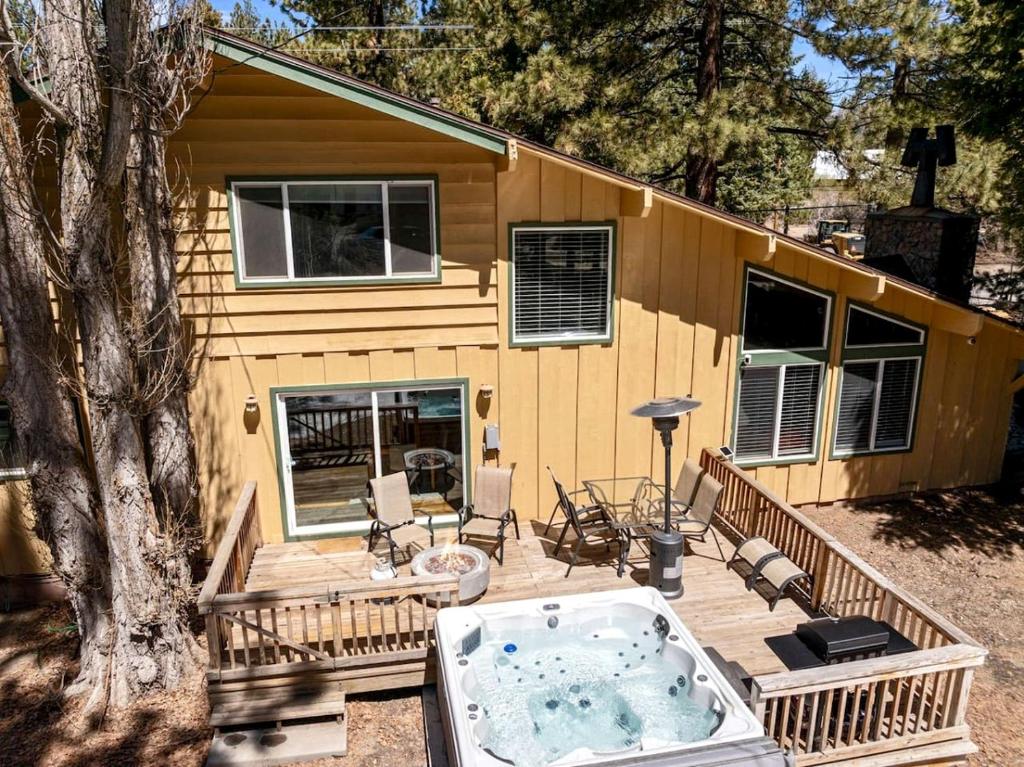 Comfy Mountain Cabin Near the Lake with Pool Table, Deck and Jacuzzi in ...