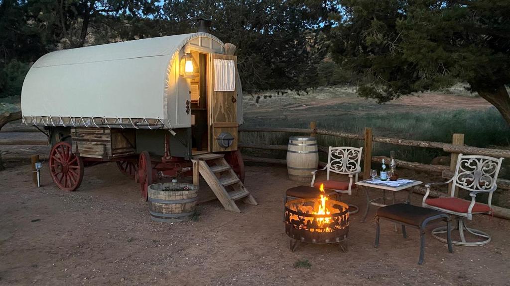 Shepherds Camp Wagon Near Capitol Reef National Park, Grover (ažurirane ...