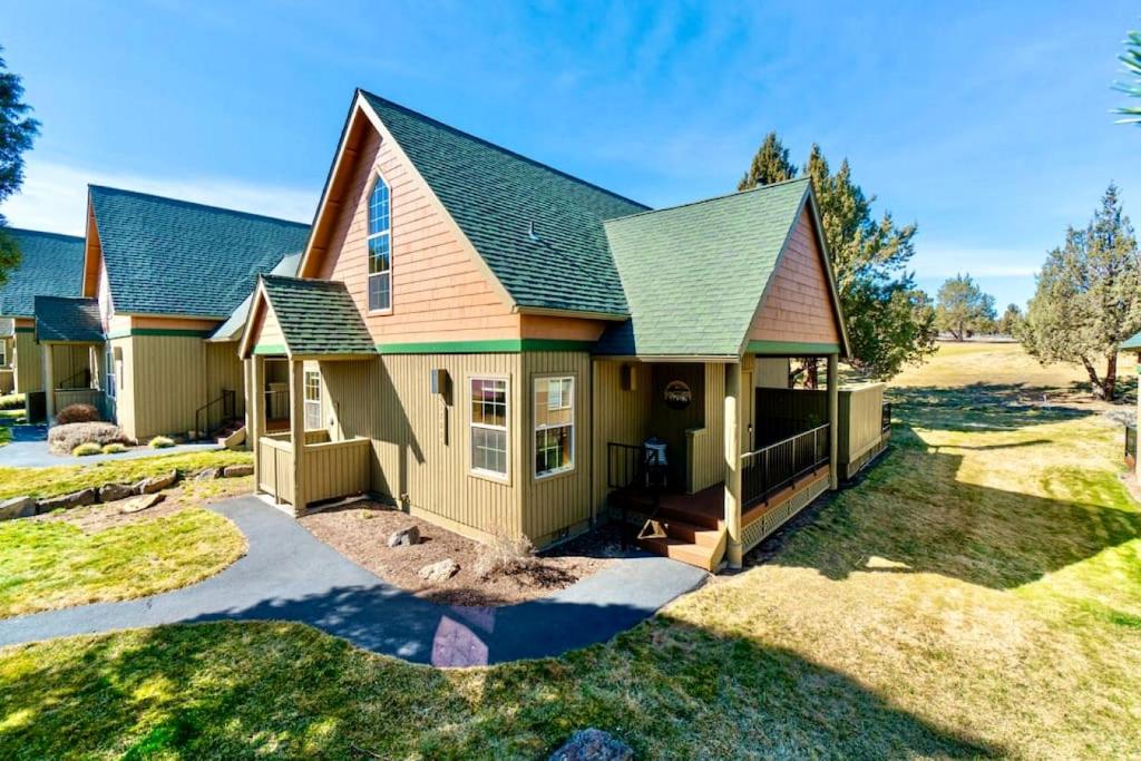 Beautiful Cabin Hot-tub and Barbecue Provided in Redmond, Oregon ...