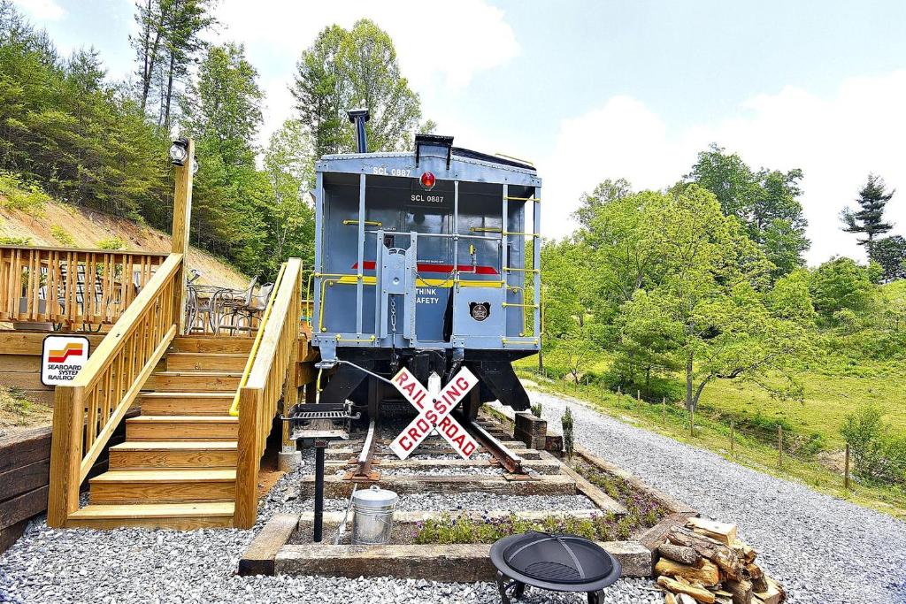 Glamping Caboose Rental Perfect for Families near Clyde, North Carolina ...