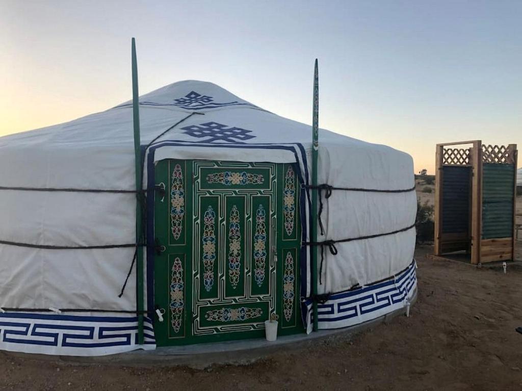 Peaceful Desert Yurt Glamping with Stargazing Near Joshua Tree National ...