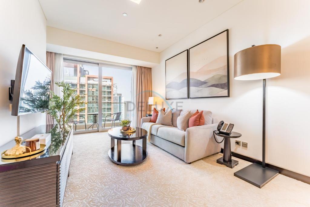 Luxury 1BR with Breathtaking Dubai Water Canal Views, Just Beside Dubai ...