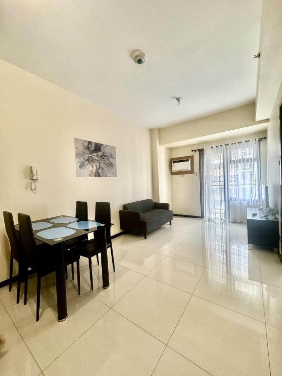 Levi & Moon's Manila Bay, Манила (актуальные цены 2026 года)